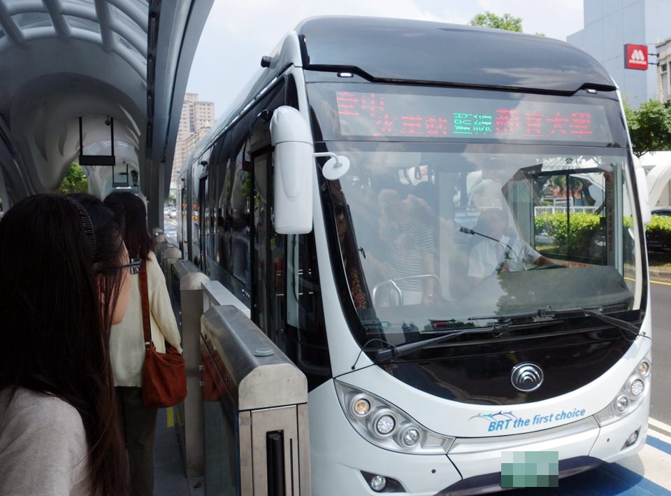 台中 BRT，實際體驗到底如何？ | 蔡依橙